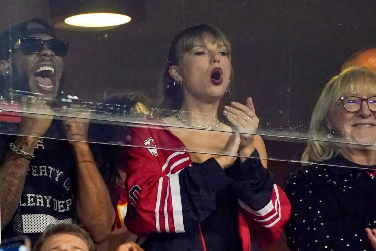 Taylor Swift Comforts Travis Kelce Following Meltdown At Chiefs Game