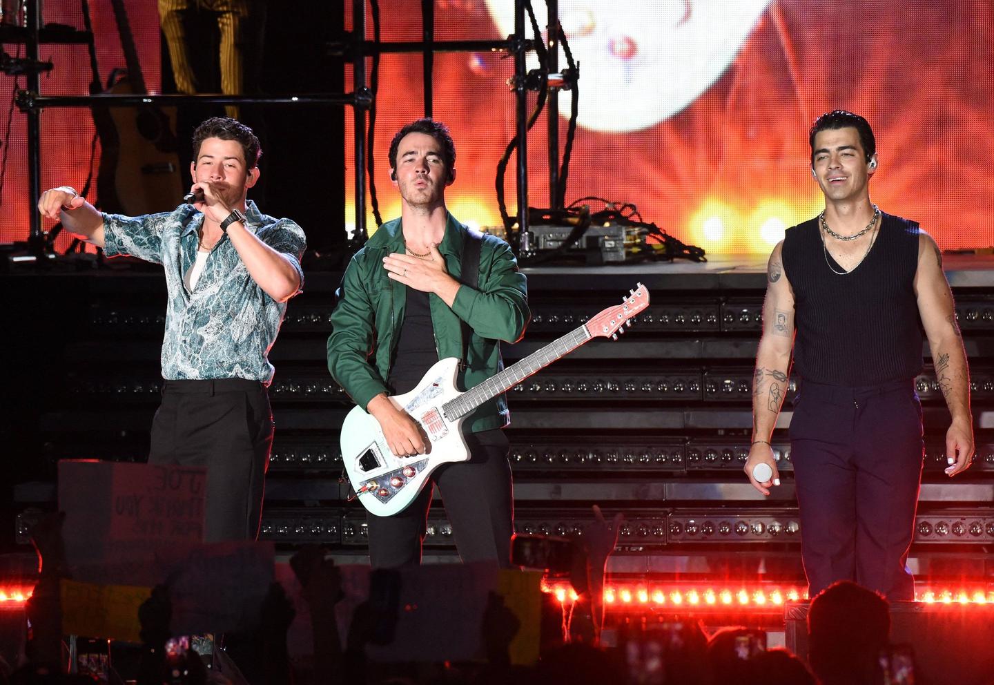 Jonas Brothers Heading Back To 'SNL' As April Line Up Drops