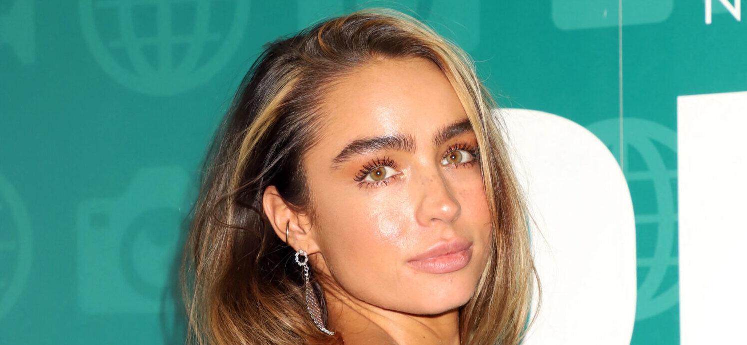 Sommer Ray Makes Jaws Drop As She Goes Braless In A Blazer