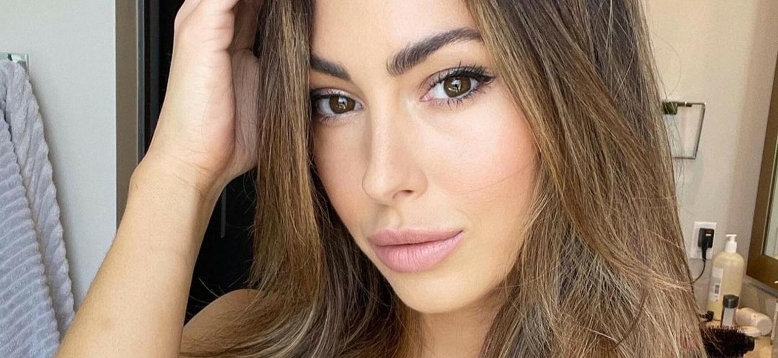 Hope Beel Flaunts Perky Assets In Plunging Top