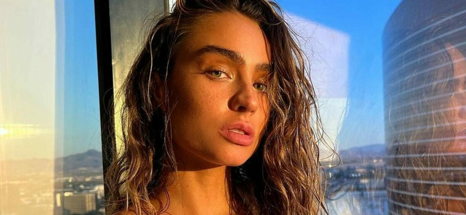 Sommer Ray Flashes Bare Body Under White Robe In Las Vegas