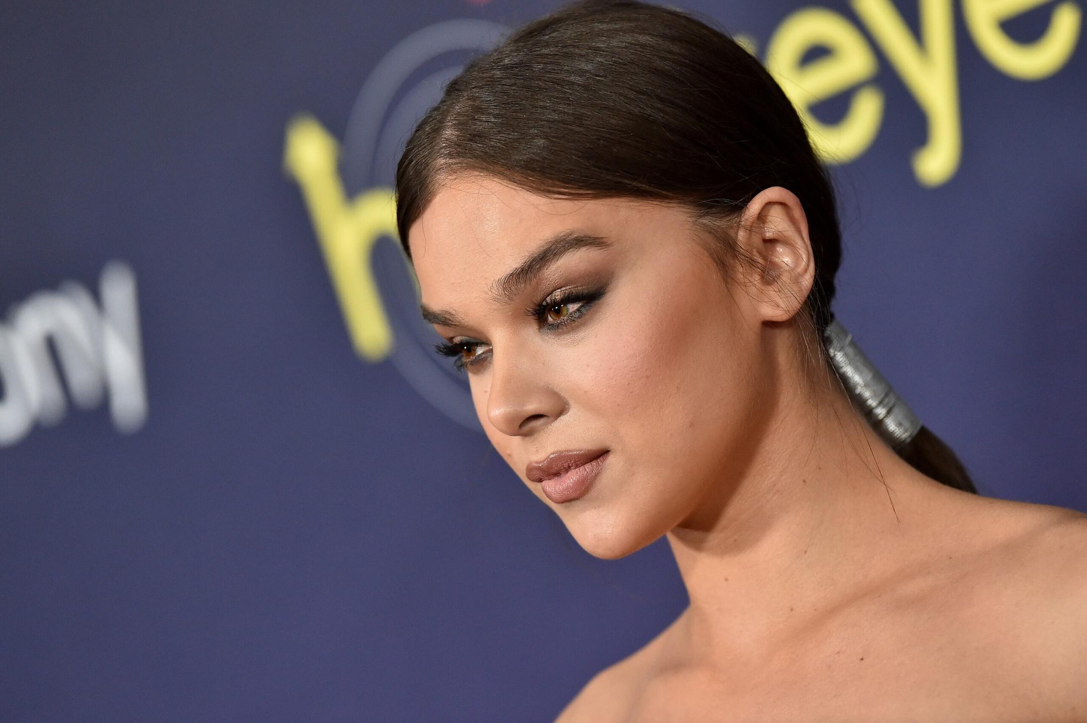 Hailee Steinfeld Tried This INSANE Exercise To Get Her Toned Abs!