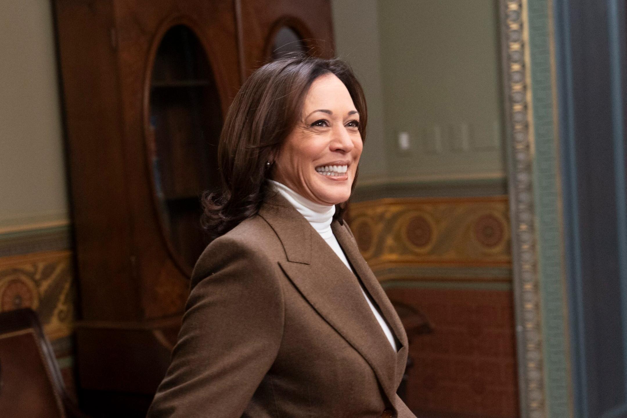 Kamala Harris Trolled After Unknowingly Applauding Protest Song ...