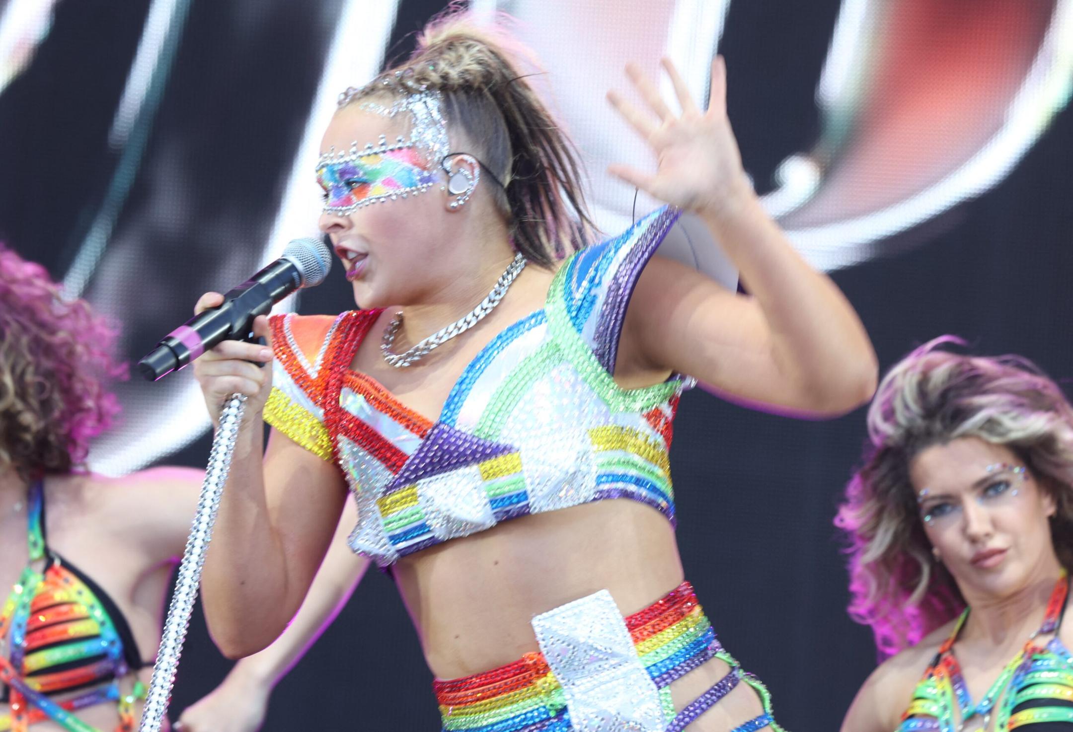 Viral Clip Of JoJo Siwa 'Feeling Herself' Takes Social Media By Storm