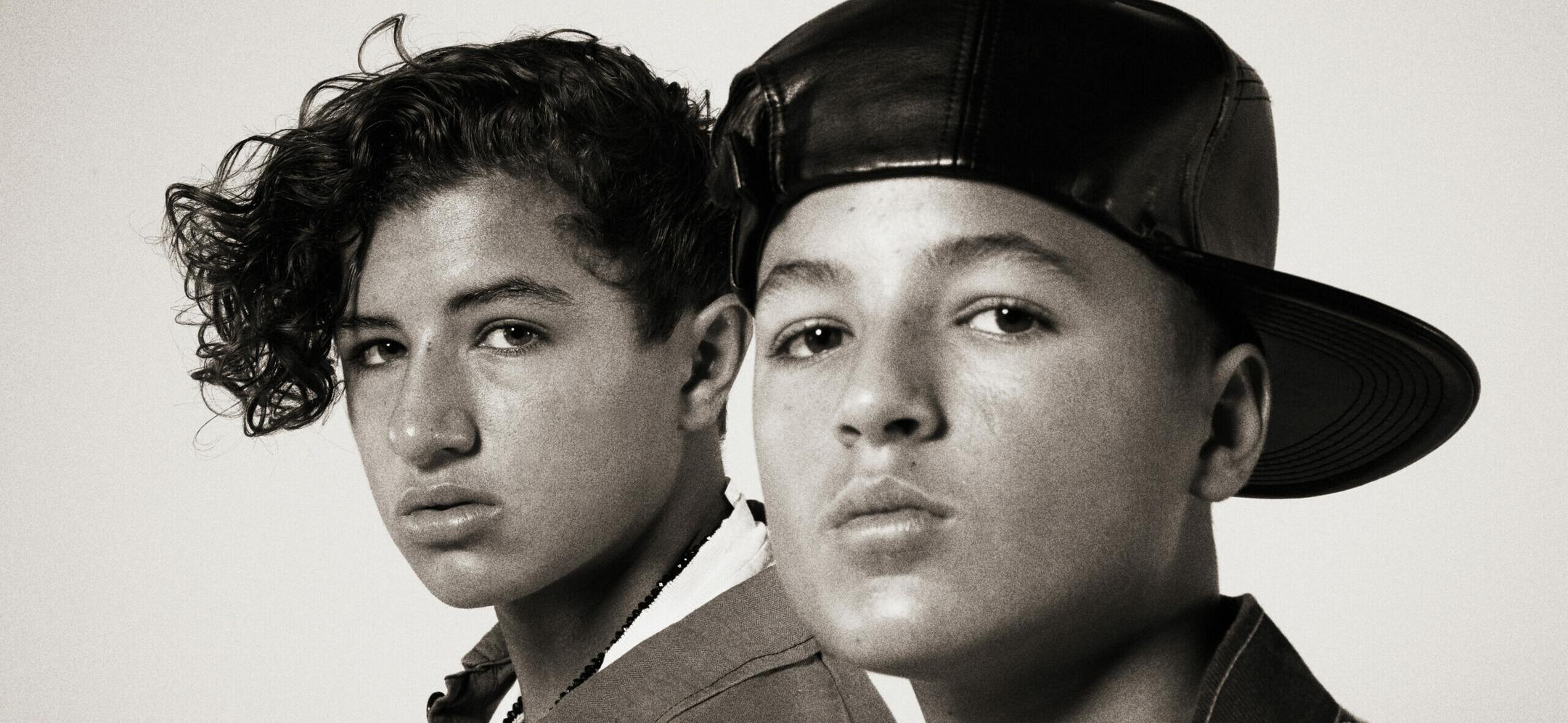 Australian Pop Stars 'Mason & Julez' Spotted Performing On Moving Stage