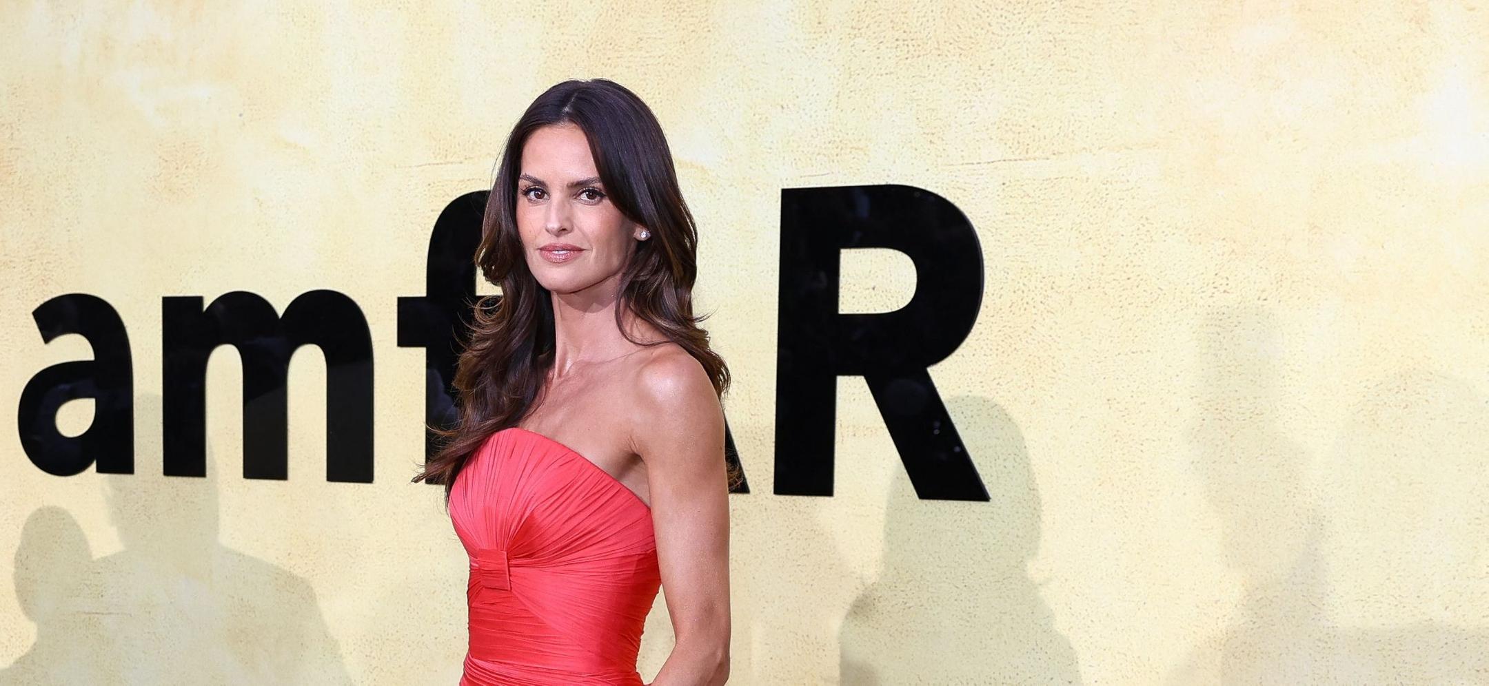 Izabel Goulart In Cheeky Cut-Out Monokini Declared ‘Smoking Hot’