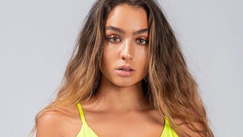 Sommer Ray Flaunts 'Effortlessly Perfect' Curves In Skintight Green Spandex