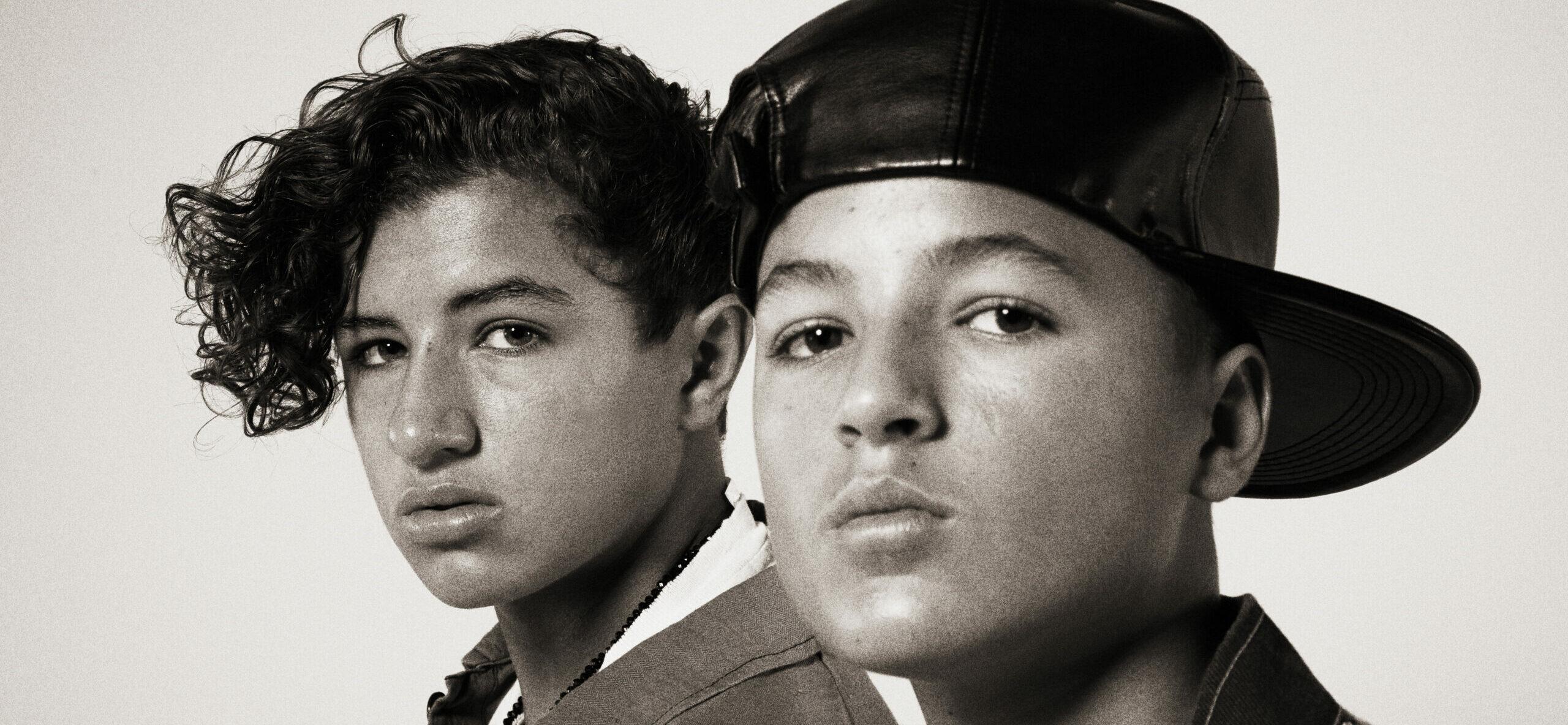 Australian Pop Stars 'Mason & Julez' Spotted Performing On Moving Stage