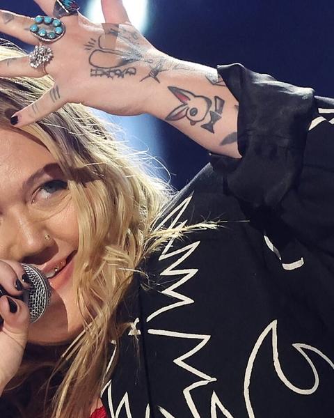 Elle King Butchers Dolly Parton Song During Drunken Performance [VIDEO]