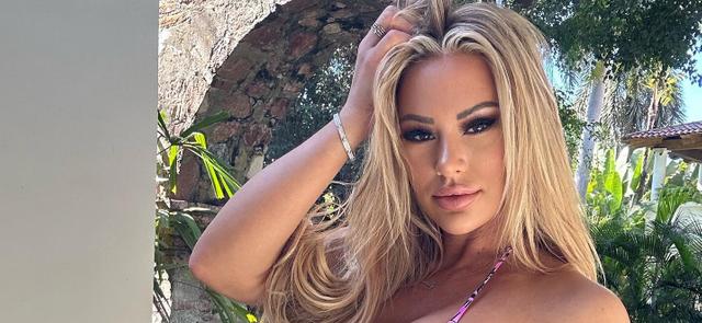 Former Soldier Kindly Myers In Red Bikini Tugs Down Her Jeans