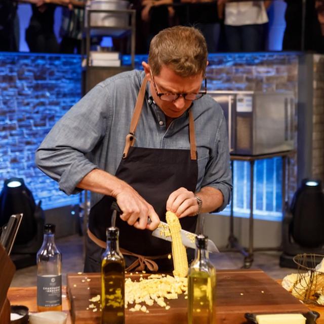 Celebrity Chef Bobby Flay Reveals His Go-To Super Bowl Menu!