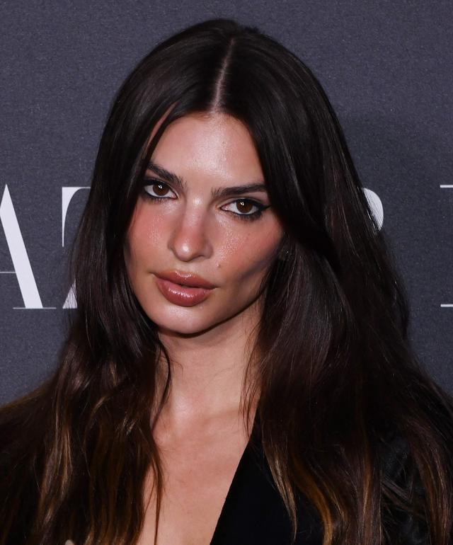 Emily Ratajkowski Enjoys Soak In Bathtub Amid Breakup