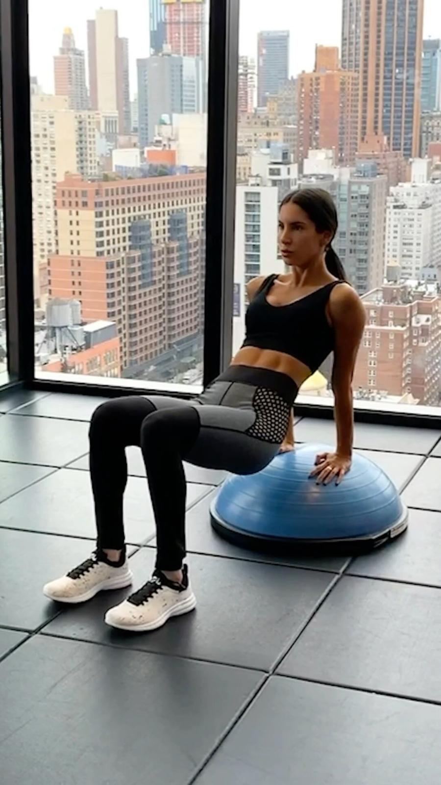 Jen Selter Puts Her 'Hawaiian Buns' On Display In Tight Blue Leggings