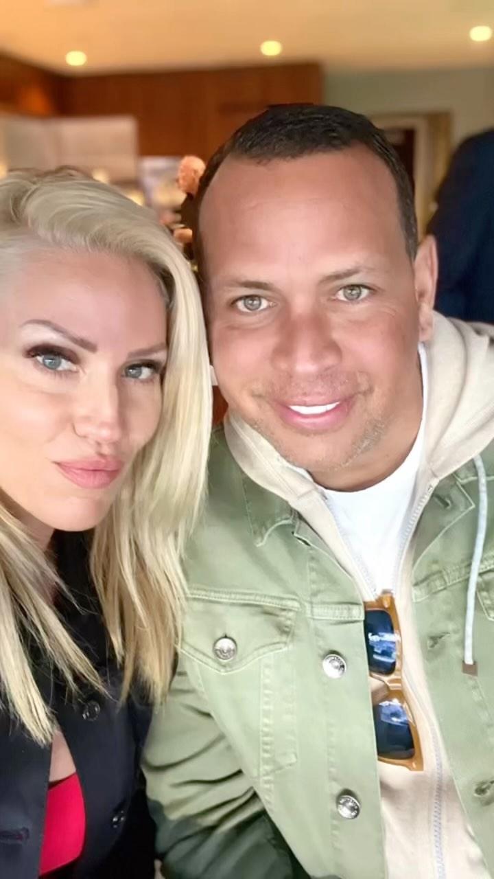 Jac Cordeiro Poses Naked To Flaunt Her 'Unapologetic Curves'