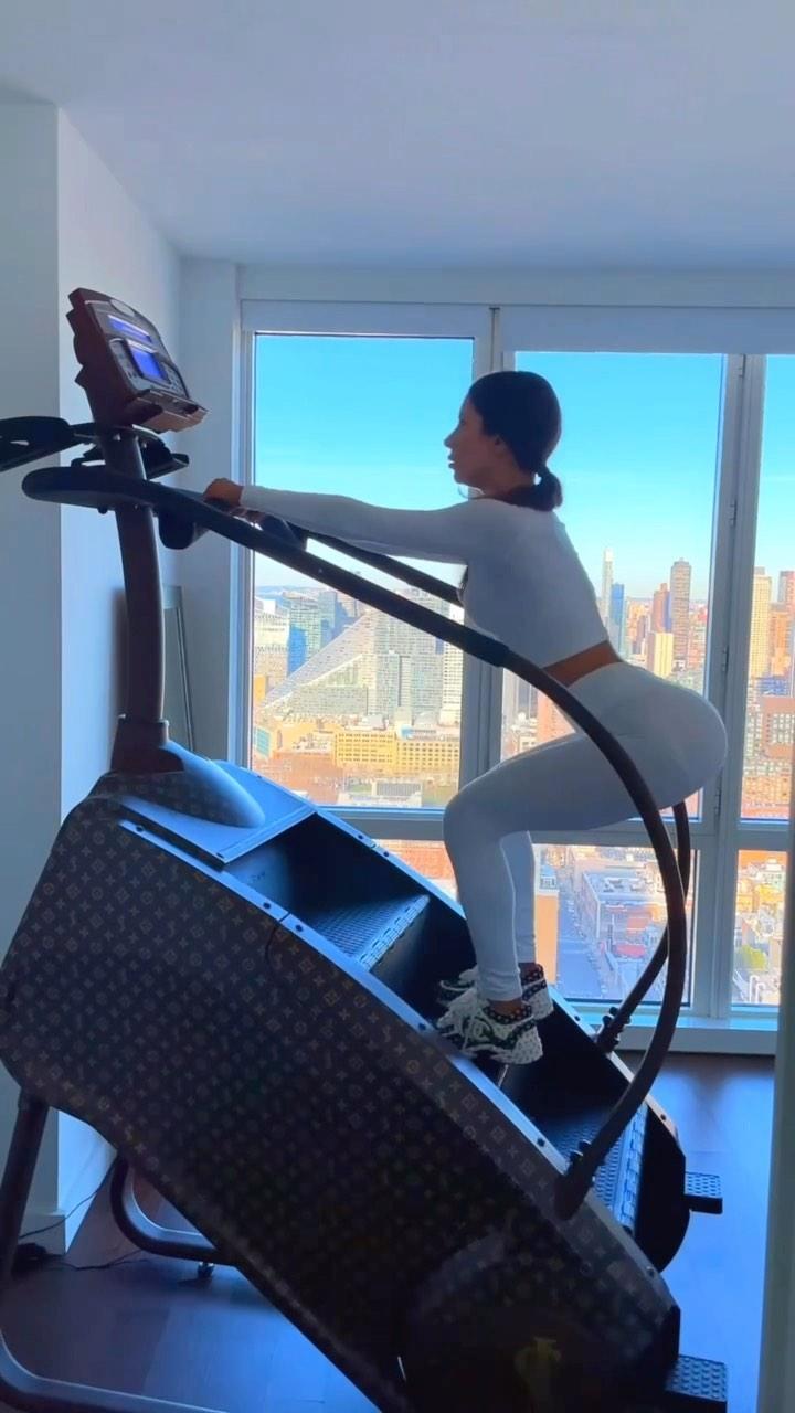 Jen Selter Lets Her Booty Jiggle In Festive Red Leggings