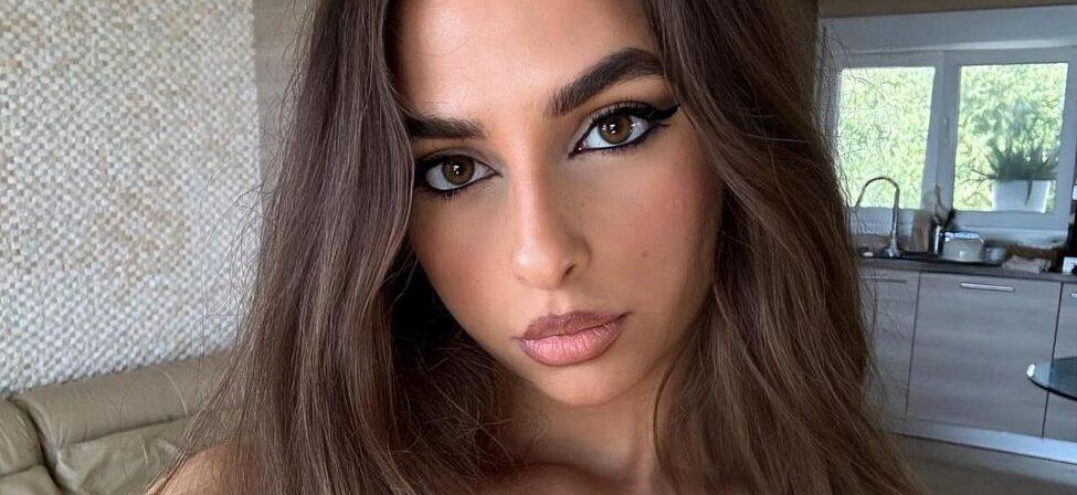 Eva Savagiou Flaunts Her Voluptuous Body In Bikini And Shorts