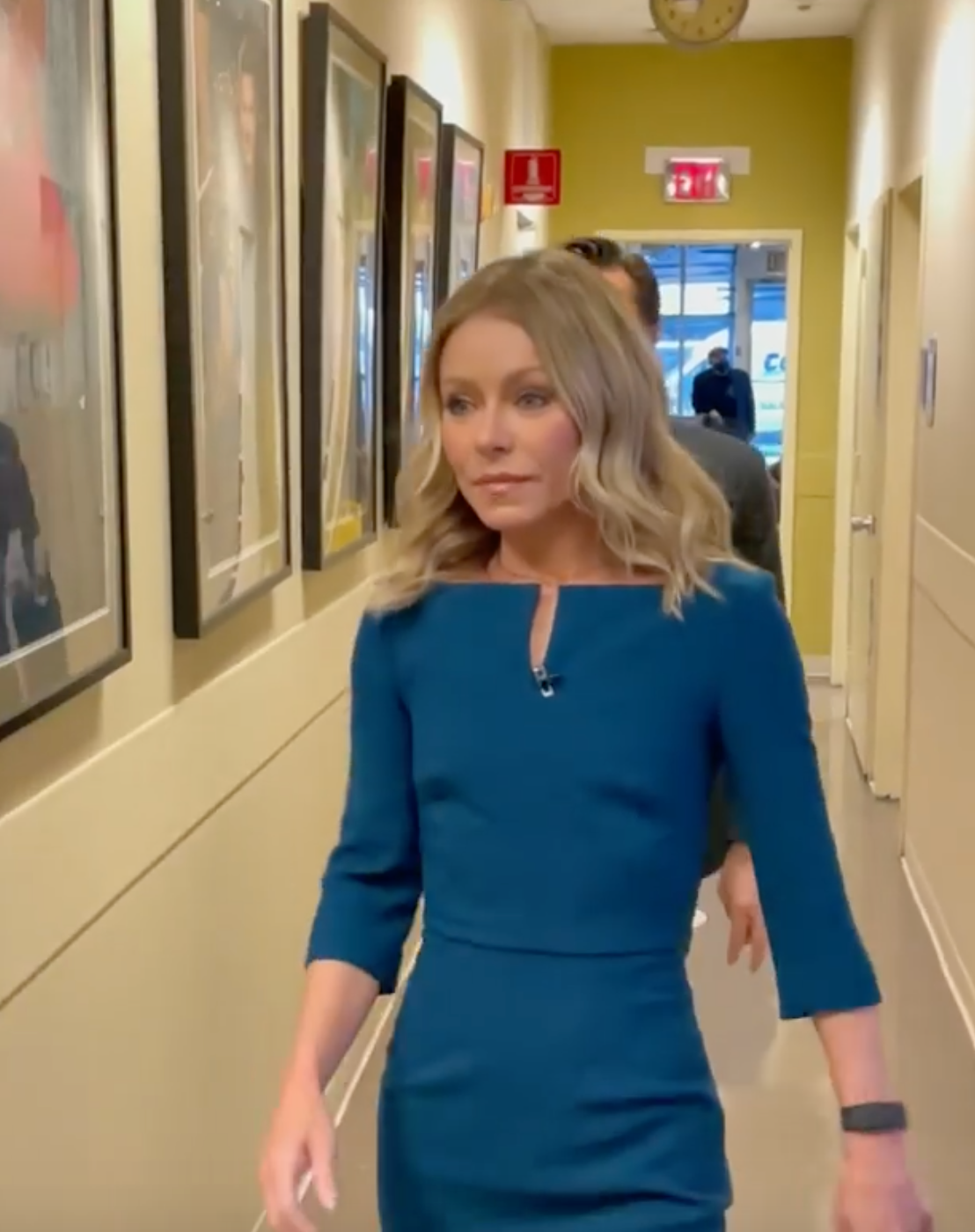 Kelly Ripa Bends Over Touching Toes With No Visible Panty Lines - The Blast