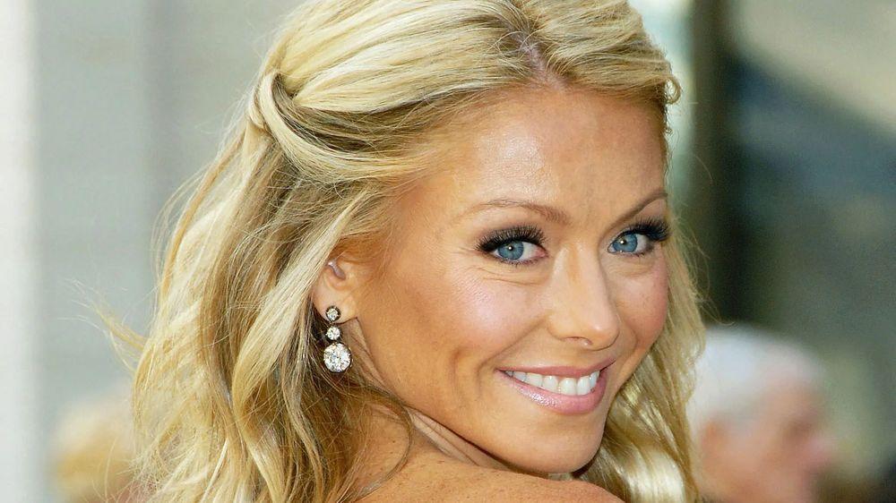 Kelly Ripa Highlights Muscle-Machine Body, Brown Hair In Spaghetti ...