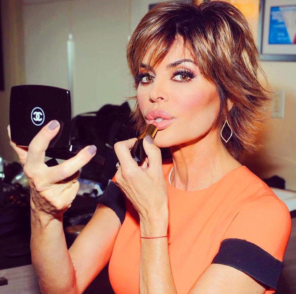 Lisa Rinna Hikes Up Leg In Stilettos Because It's Friday - The Blast