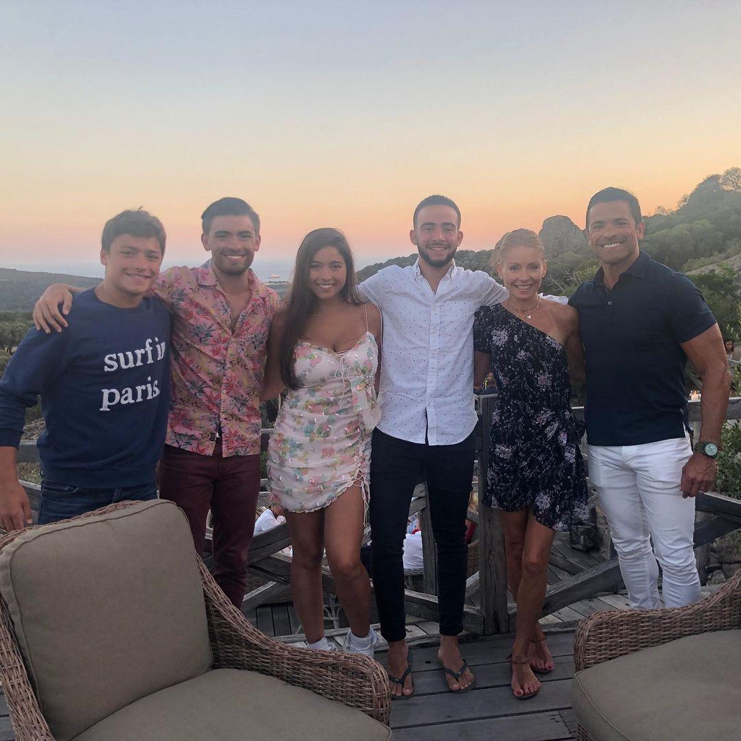 Kelly Ripa's Daughter Flaunts Stunning Body On Family Xmas Card - The Blast