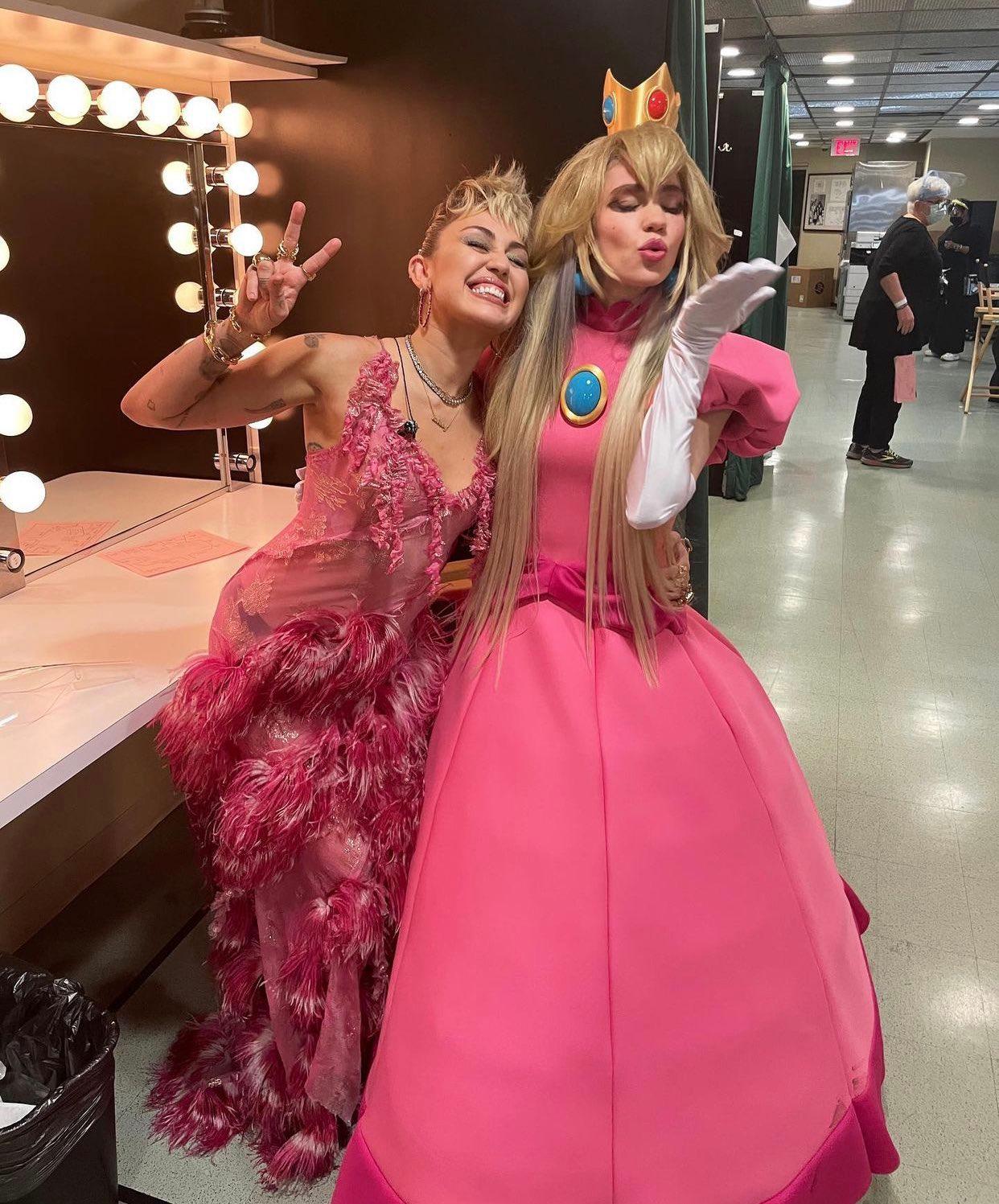 Miley Cyrus Flaunts Rockstar Hairstyle In Iconic Dress: Fans React ...