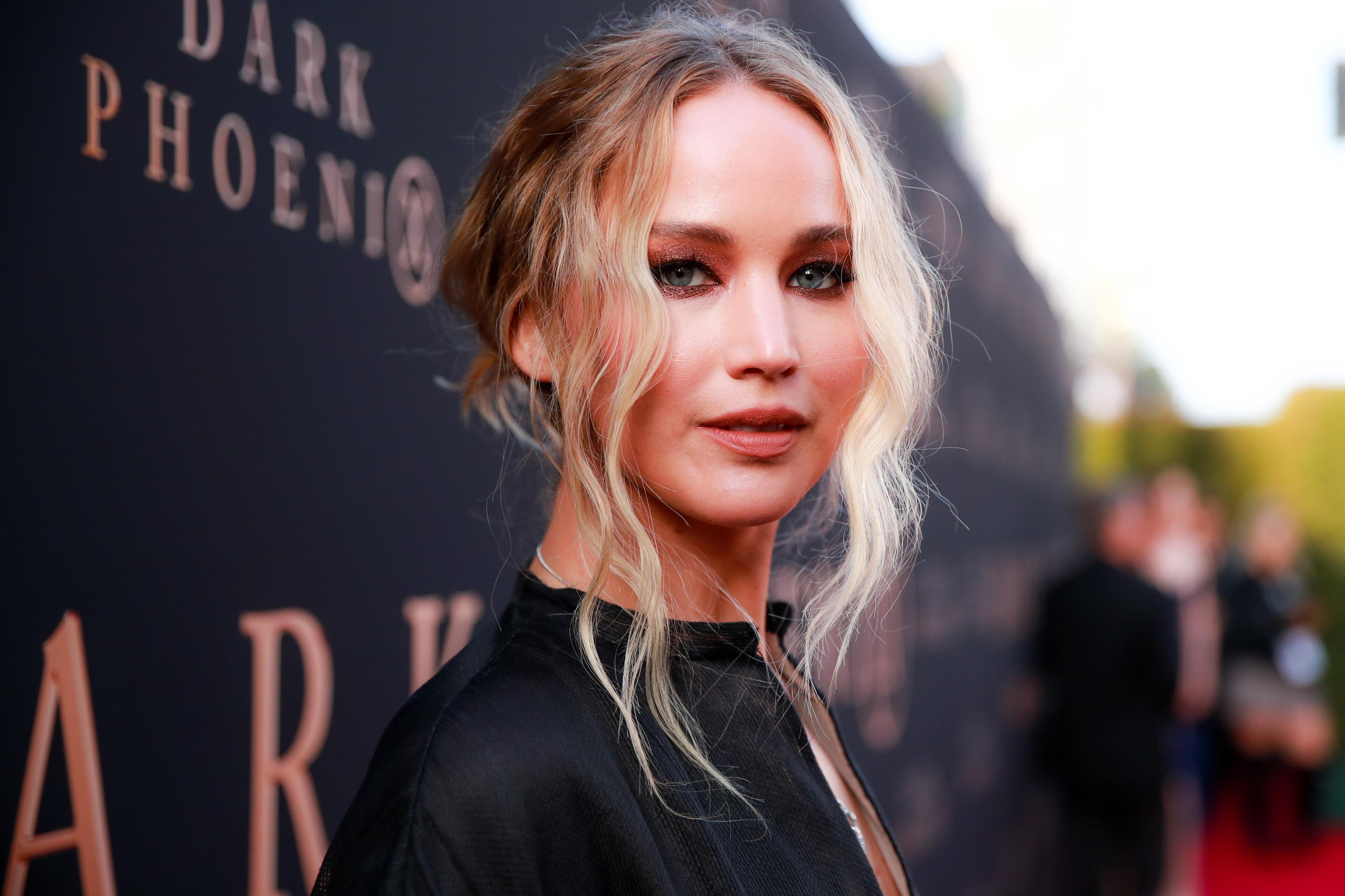 Jennifer Lawrence Dishes About Her First Sex Scene With Chris Pratt