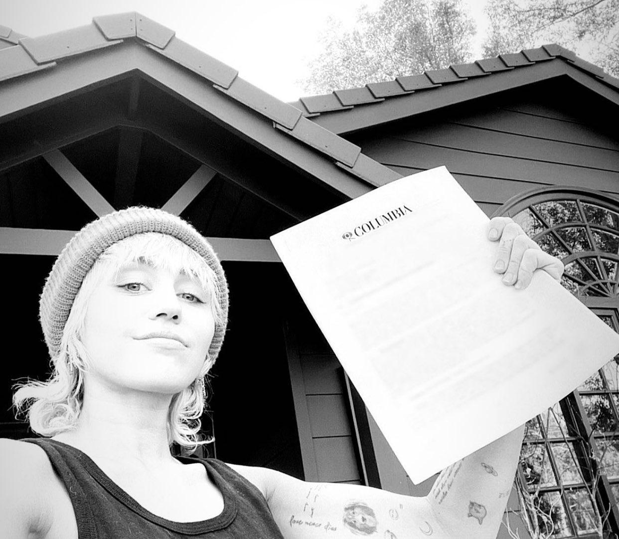 Miley Cyrus Flaunts Rockstar Hairstyle In Iconic Dress: Fans React ...