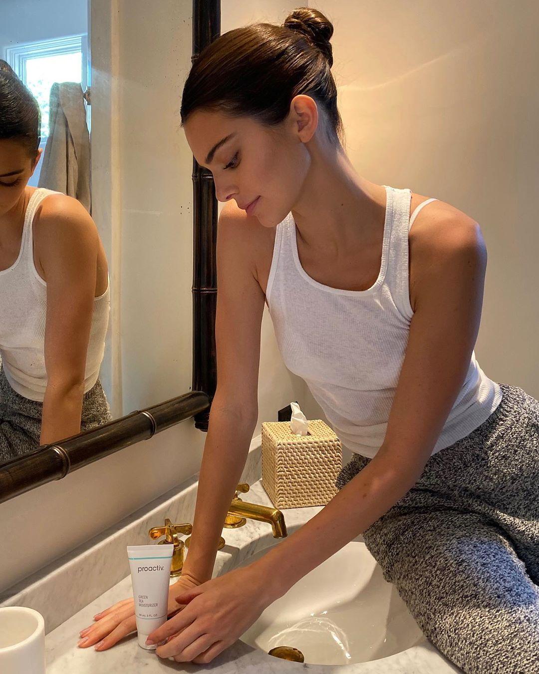 Fans Worried About Kendall Jenner's Posture In New British Vogue Pic ...