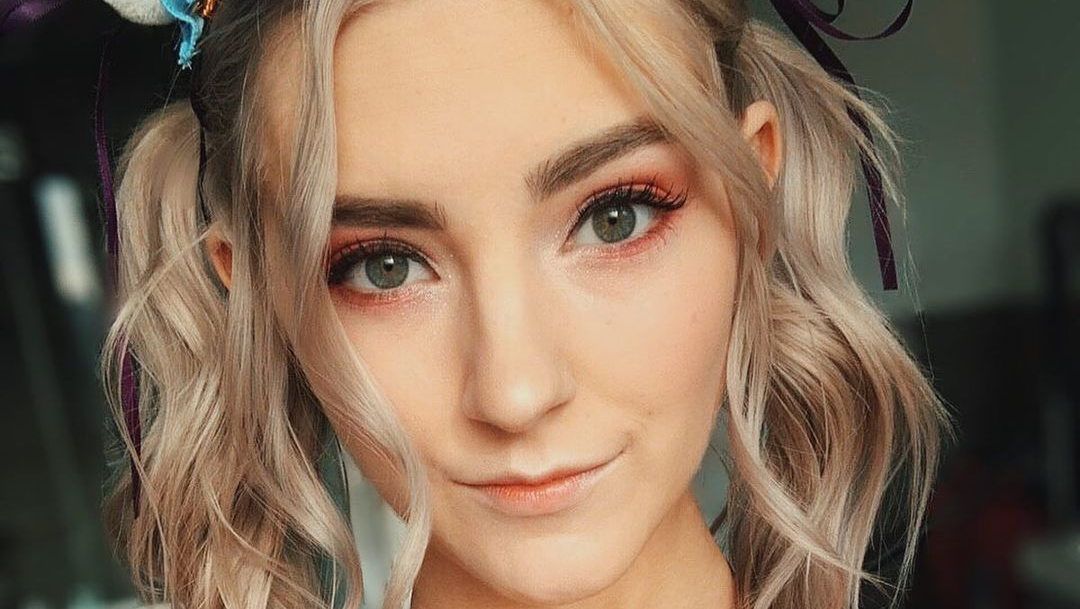 Live Cam Model Eva Elfie Is Pretty In Pink For Instagram Milestone