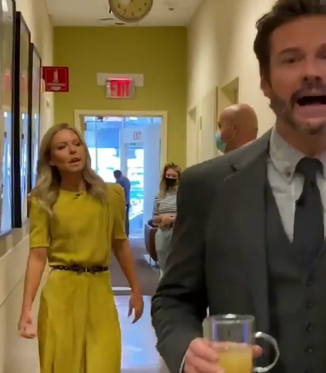 Kelly Ripa Lifts Dress In Gold Stilettos Amid Weight Worries - The Blast