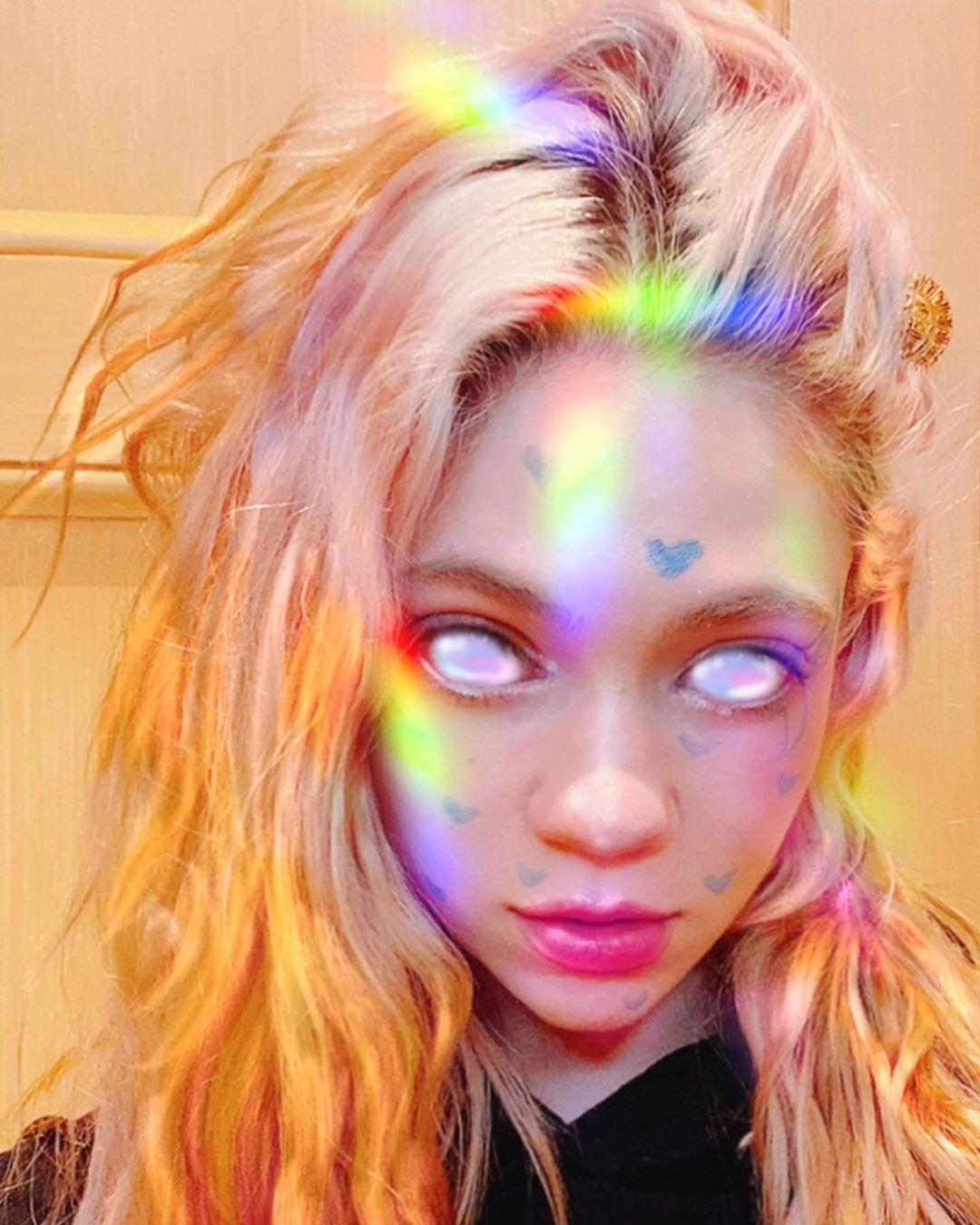 Pregnant Grimes Shares '2 Skinny' Throwback And Admits To Eating 3 ...