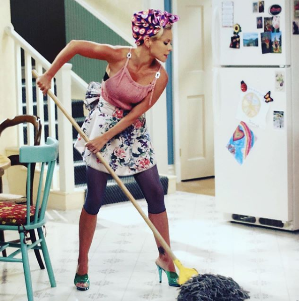 Kelly Ripa Flaunts Stunning Swimsuit Body In Bahamas Beach Kiss With ...