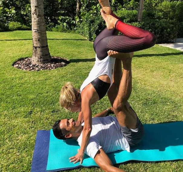 Kelly Ripa Flaunts 'Peter Pan' Body In Spandex Yoga Stretch - The Blast