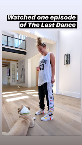 Kaley Cuoco Champions The NBA In Muscly Basketball Tank After One ...