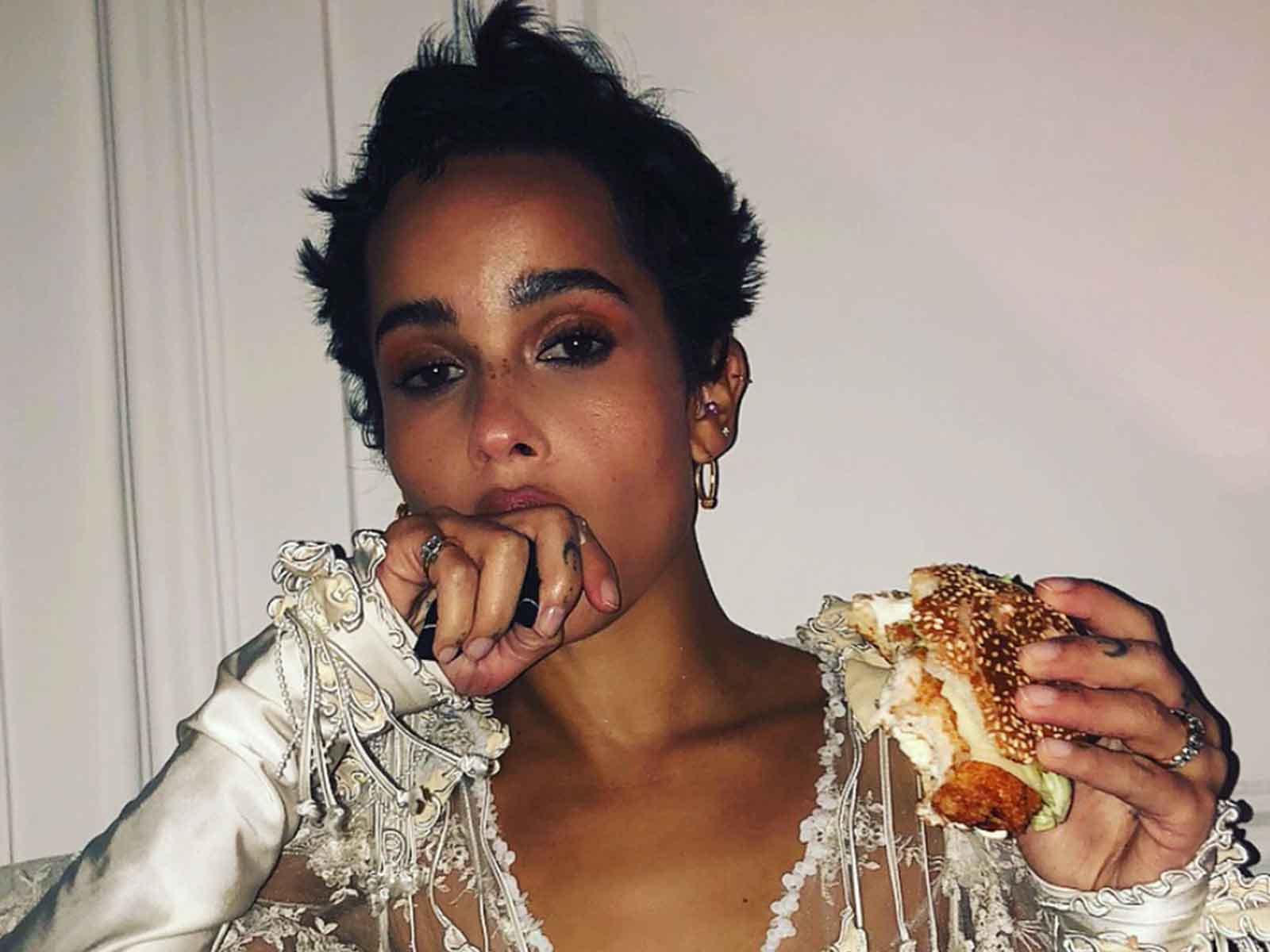 Zoë Kravitz Shows Off Burger And Boobs For Late Night Tease The Blast