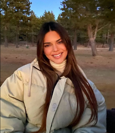 Kendall Jenner Flaunts Massive Thigh Gap With 360 Views On Balcony