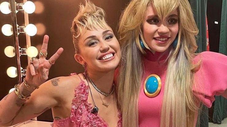 Miley Cyrus Flaunts Rockstar Hairstyle In Iconic Dress: Fans React ...
