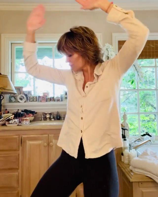 'RHOBH' Star Lisa Rinna Shows Off Her Badonkadonk After 6-Weeks Of At ...