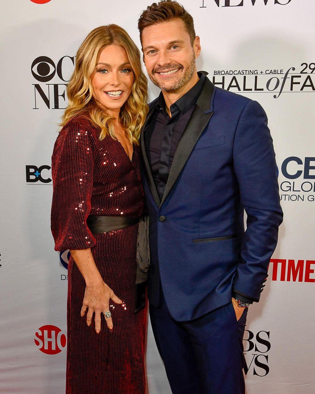 Kelly Ripa's a 20/20 In New Gucci Glasses And Electric Pants - The Blast