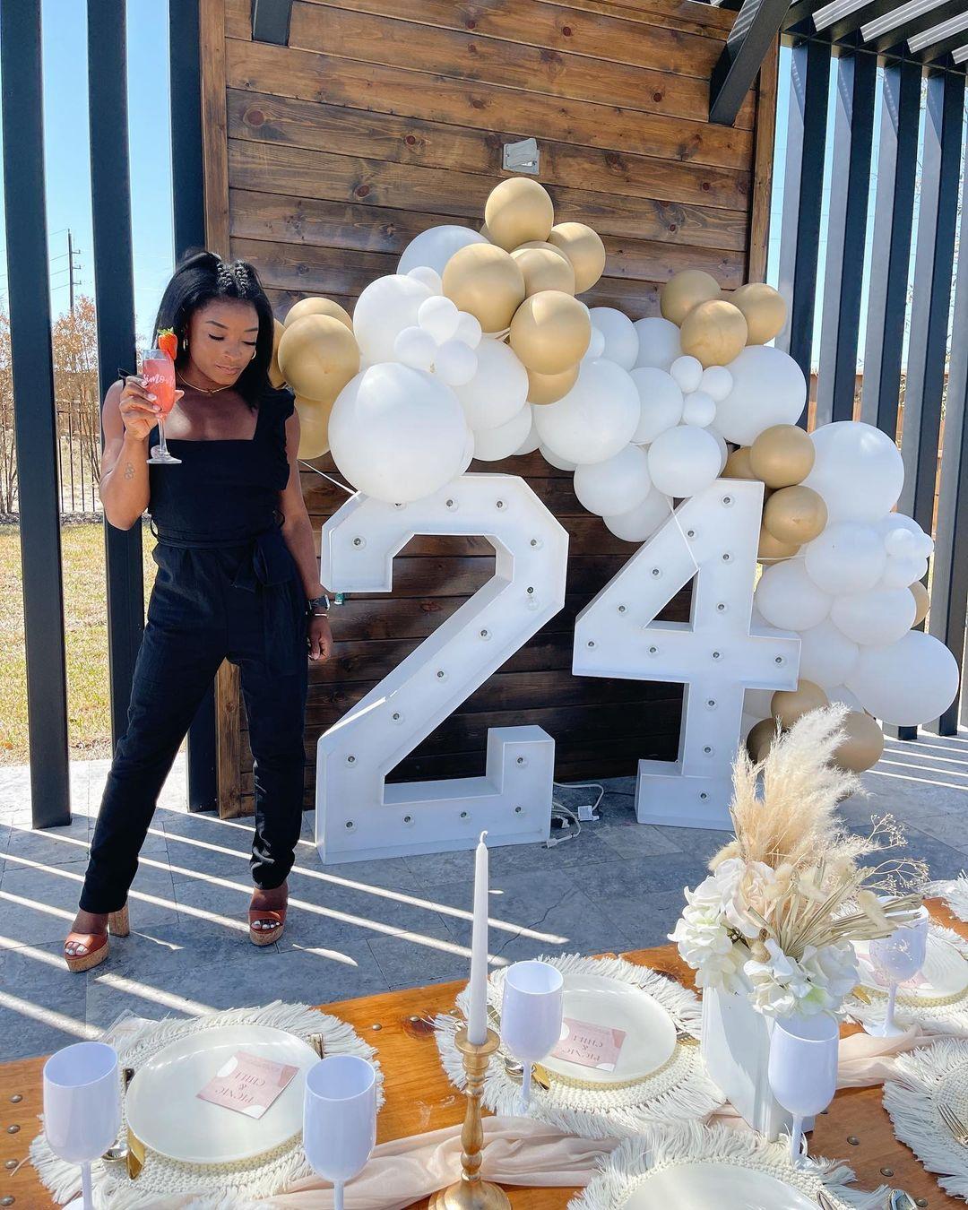 Simone Biles All Thigh Gap With Birthday Balloons The Blast