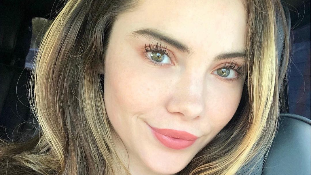 Gymnast McKayla Maroney Teased Over Not Impressed Xmas Pic - The Blast