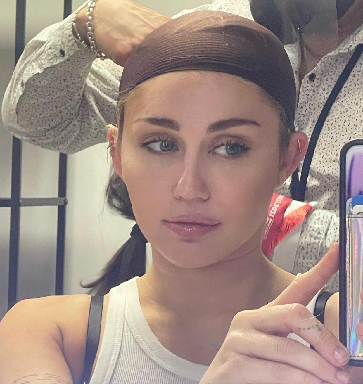 Miley Cyrus Flaunts Rockstar Hairstyle In Iconic Dress: Fans React ...