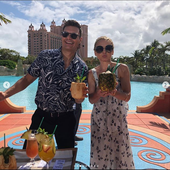 Kelly Ripa Flaunts Killer Body Poolside With Pineapple Cocktails To ...