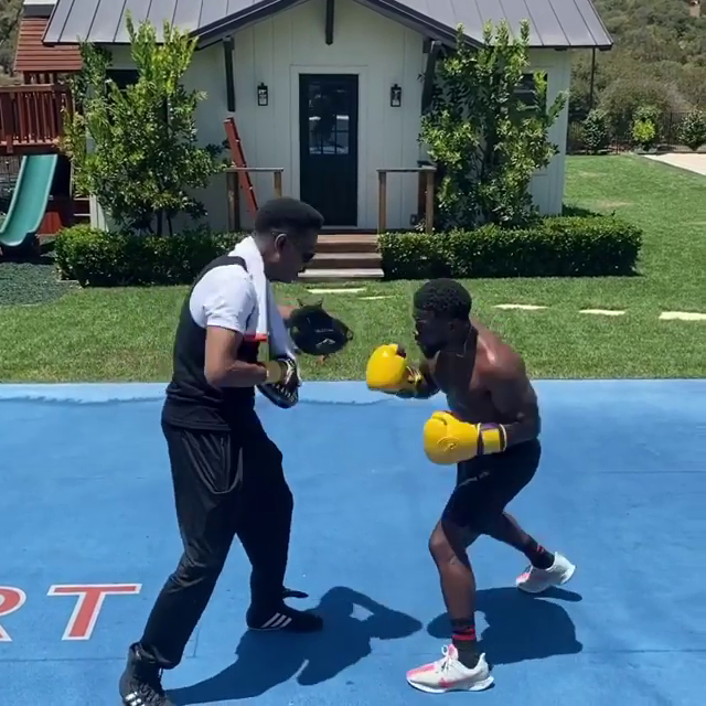 Kevin Hart Shows Off Impressive Boxing Skills And Chiseled Arms During ...