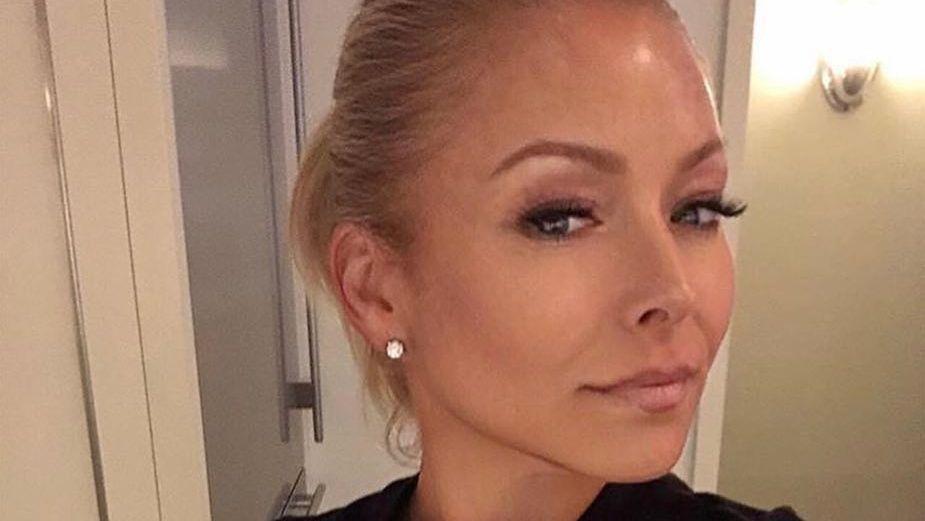Kelly Ripa Lifts Dress In Gold Stilettos Amid Weight Worries - The Blast