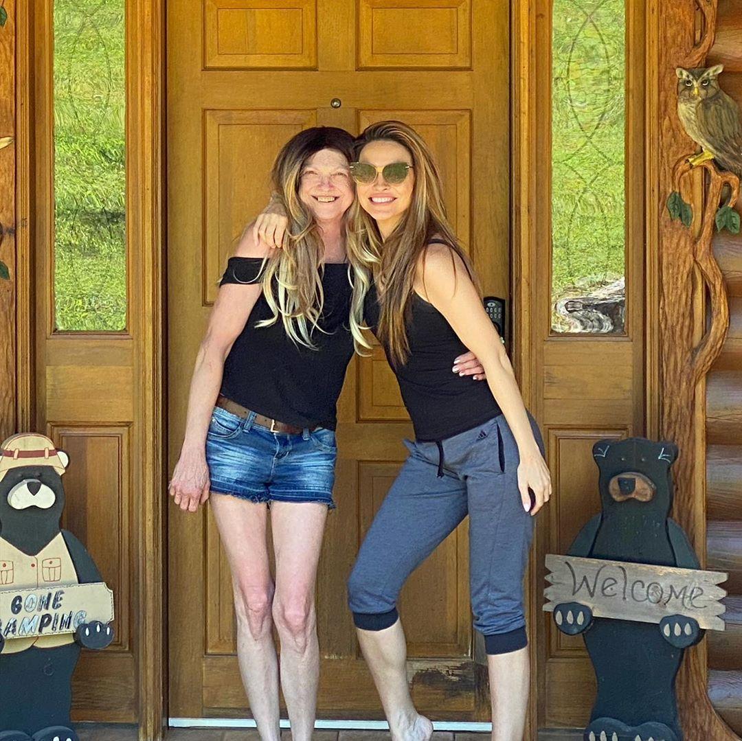 'Selling Sunset' Star Chrishell Stause's Mom Dies One Year After Father ...