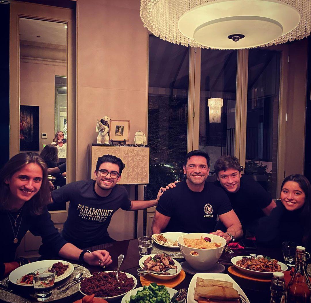 Kelly Ripa's Teenage Daughter Yummy AF During Family Dinner - The Blast