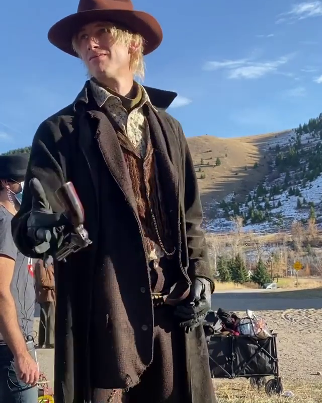 Machine Gun Kelly Shows Off Impressive Gun Spinning On Set Of New ...