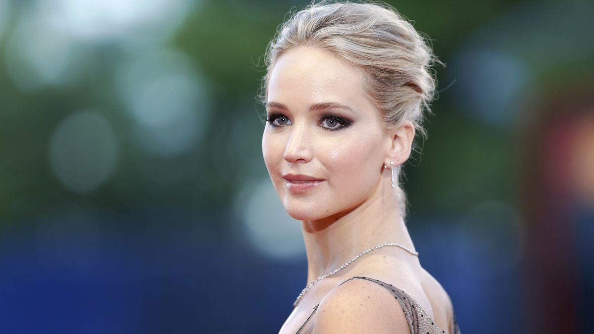 Jennifer Lawrence Sustains Eyelid Injury While Shooting A Netflix Movie ...